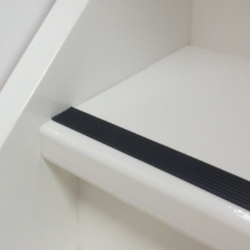 Antislip rubber trap tape voorkomt gladde traptreden!